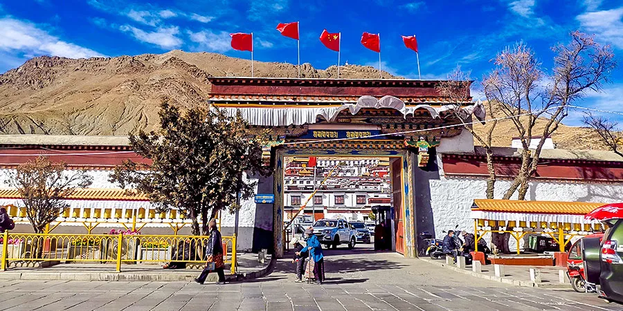 Shigatse: Tibetan Second-Largest City with Everest